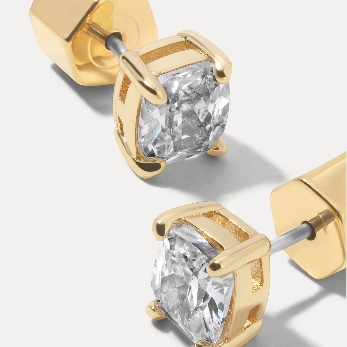 How to Choose the Ideal Gold Stud Earrings for Your Style and Face Sha